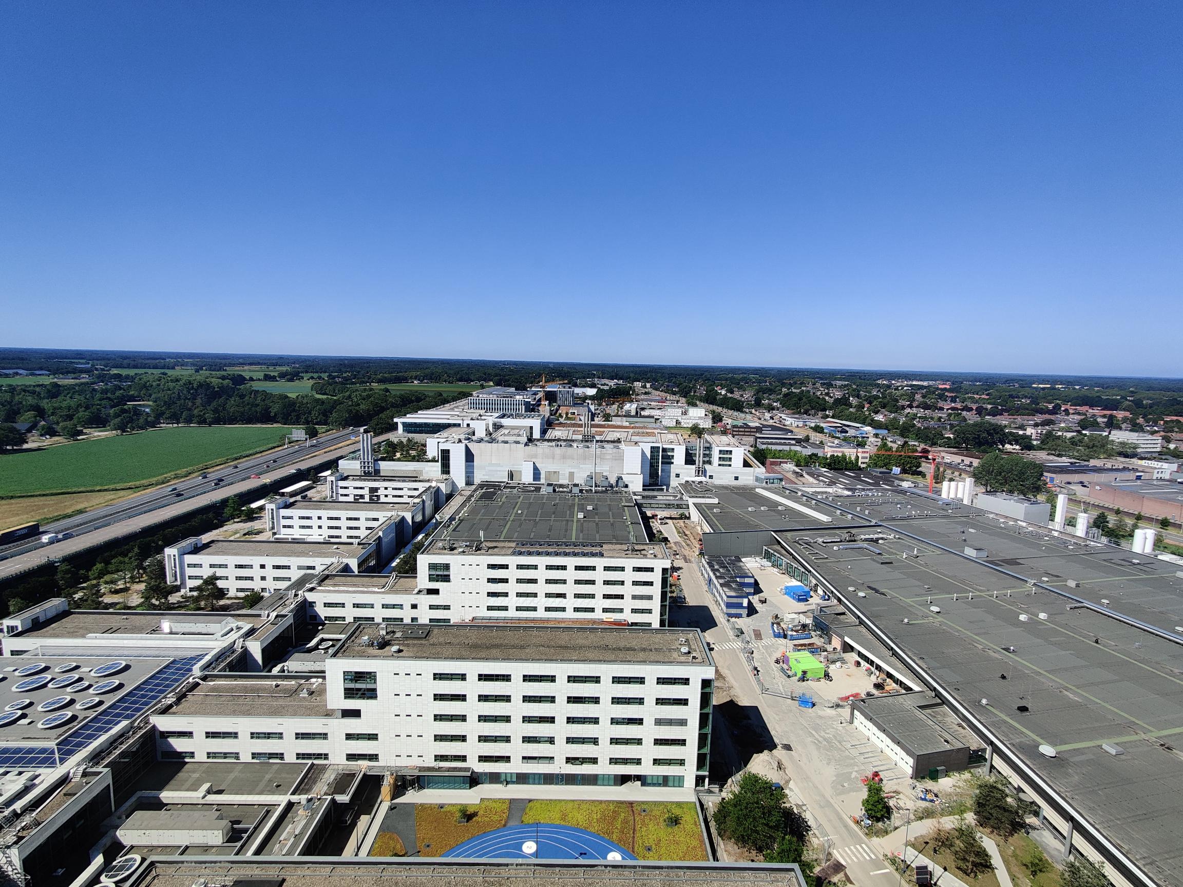Vanuit de mooie ASML Plaza naar de 19e verdieping van het torengebouw